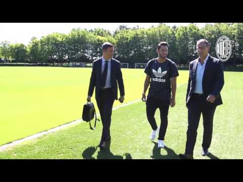 Hakan Çalhanoğlu Milan tesislerini gezdi.