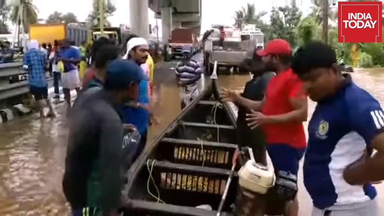 Kerala Floods | Relief Operations By Local Fishermen In Aluva - YouTube