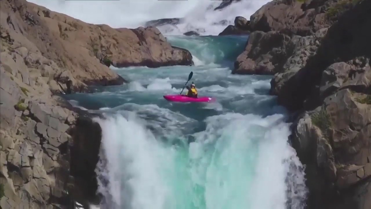 Il affronte une cascade de 40 mètres en kayak images Reuters - YouTube