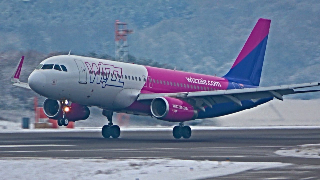 Snow Day Plane Spotting @ London Luton Airport, LTN | 13/12/22 - YouTube