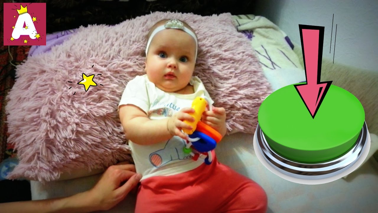 Впервые Детка нажала кнопку на игрушке Baby push button on toy first ...