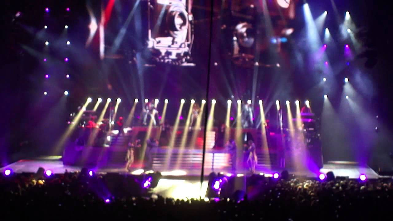 Jennifer Lopez fall on the stage- Berlin! Live- 13.10.2012 - YouTube