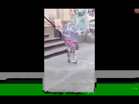 Telefon zil sesleri ile oynayan kadın