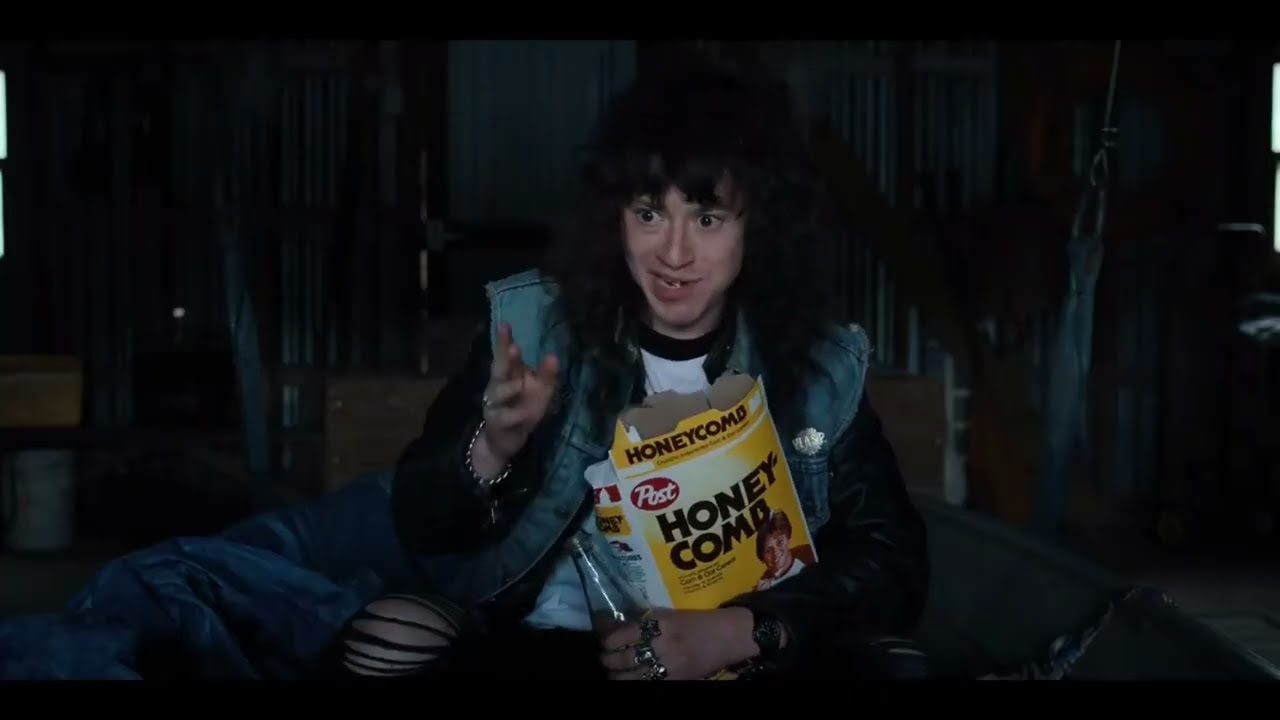 Eddie Munson eating Honeycomb and drinking Yoohoo ON LOOP - Stranger ...