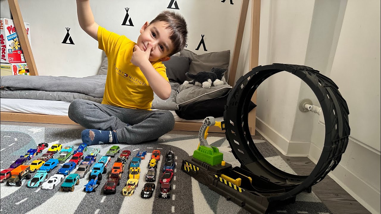 HOTWHEELS oyunu Yigit Efe kac tane Arabayı kutunun icine isabet eti ...