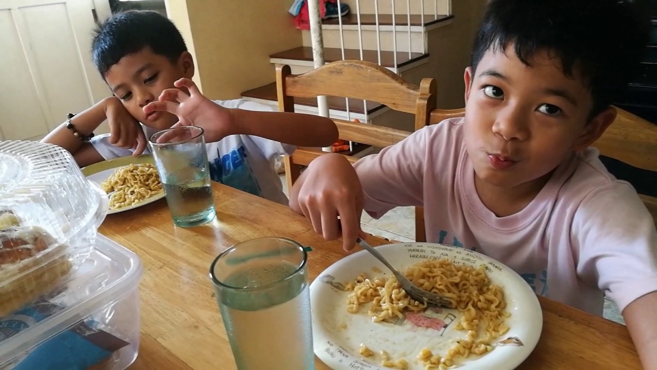 Eating pancit canton - YouTube