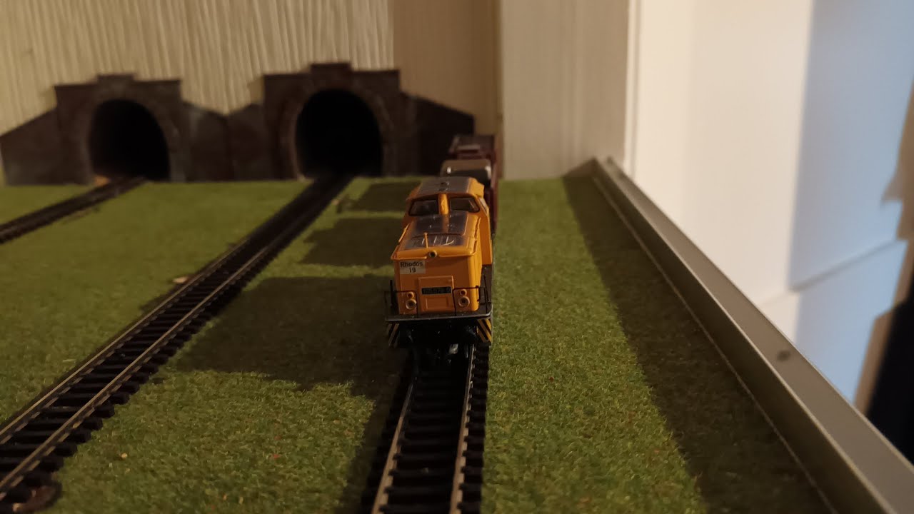 BR 105 der DR von Piko erkundet die neuen gleise - YouTube