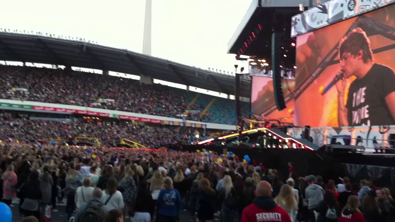 One Direction- What Makes You Beautiful- On The Road Again Tour ...
