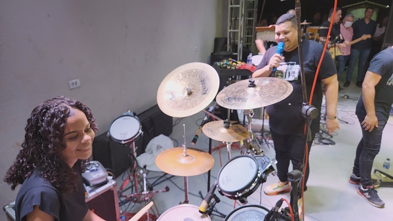 Elisa Batera tocando com Banda Som e Louvor - YouTube