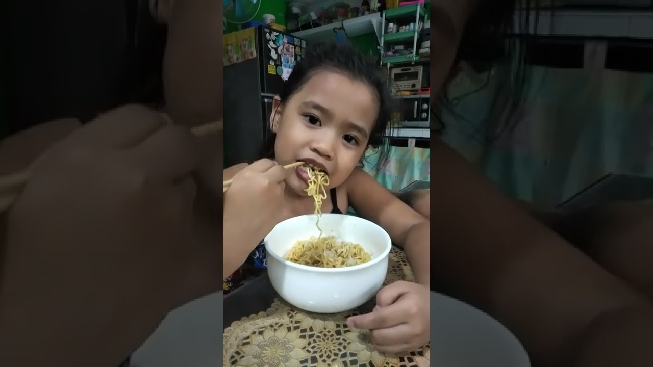pansit canton eating - YouTube