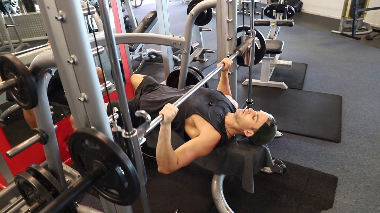 SMITH MACHINE FLAT BENCH PRESS - YouTube