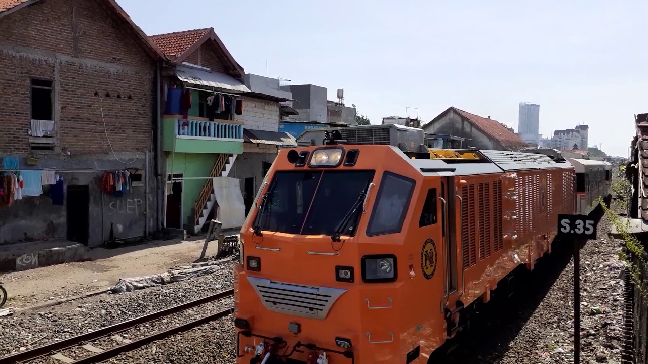 Ters run lokomotif CC300 20 01 + kereta penumpang buatan Pt. INKA ...