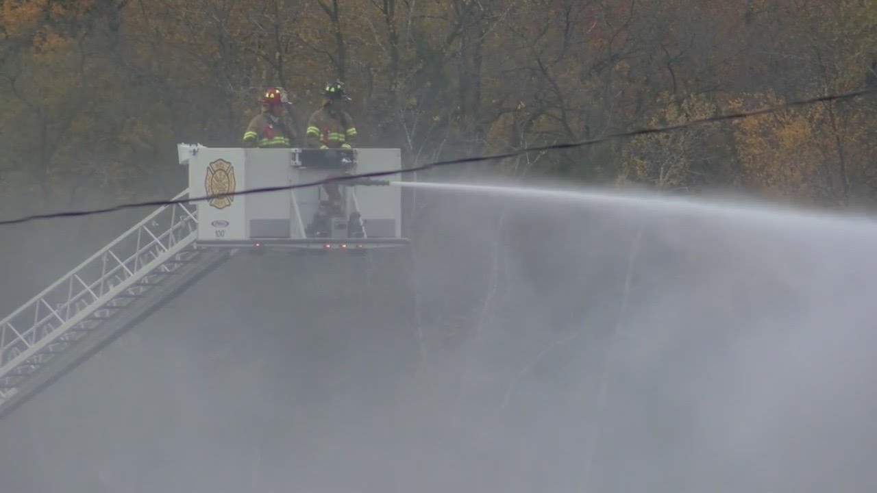 Early morning warehouse fire in downtown Manitowoc closes bridge - YouTube