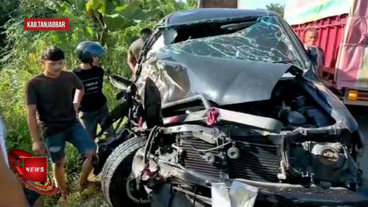 DUA MOBIL ADU KAMBING,SOPIR MENGALAMI LUKA PARAH - YouTube