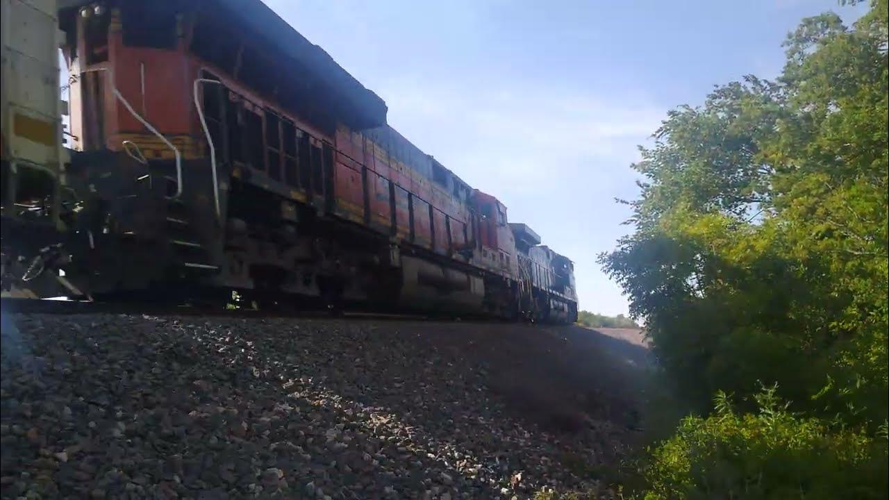 (Friendly Crew) NS 4533 North leads BNSF 3897 and a BNSF manifest North in Joshua, TX - YouTube