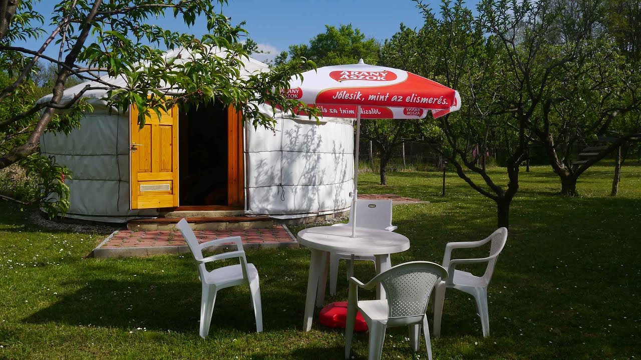 A Balaton déli partján, lévő felújított nyaraló, a jurta vendégházzal a ...