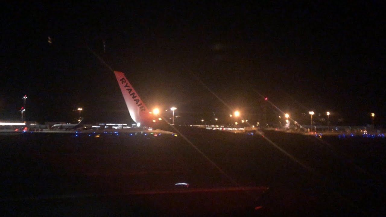 Ryanair Night Landing East Midlands EMA Boeing 737-800 - YouTube
