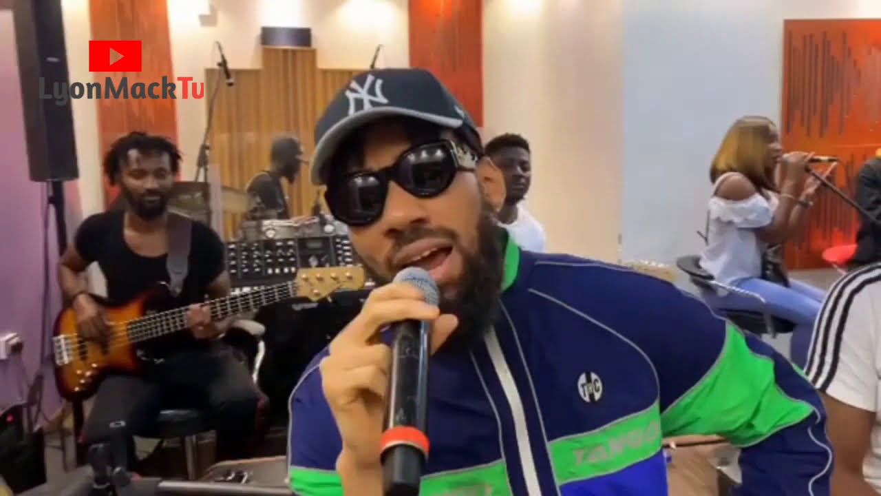 Phyno Live Performance While Chidinma And Flavour Kissing - YouTube
