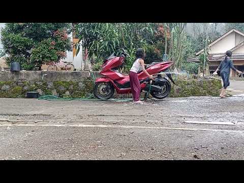 Cewek-cewek Cantik Cuci Motor