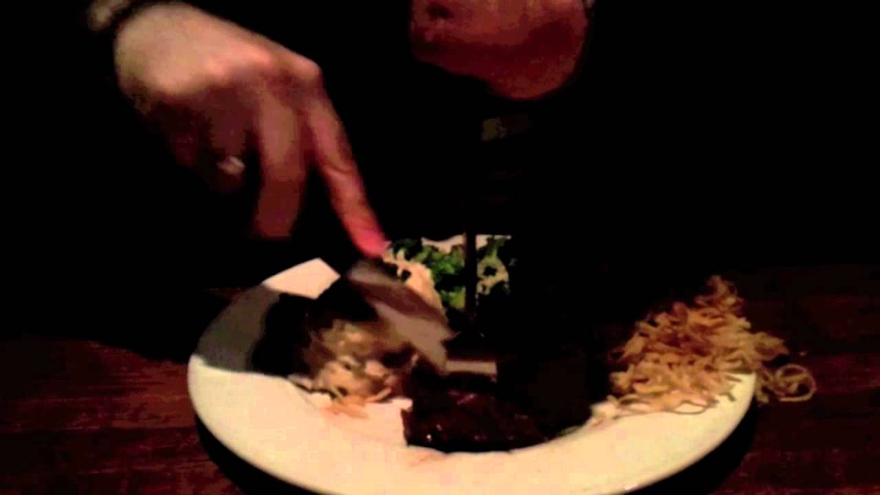 How To Cut Steak In A Restaurant One Handed - YouTube