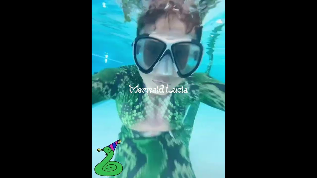 How do snake girl 🐍👧🏻 swim underwater - YouTube
