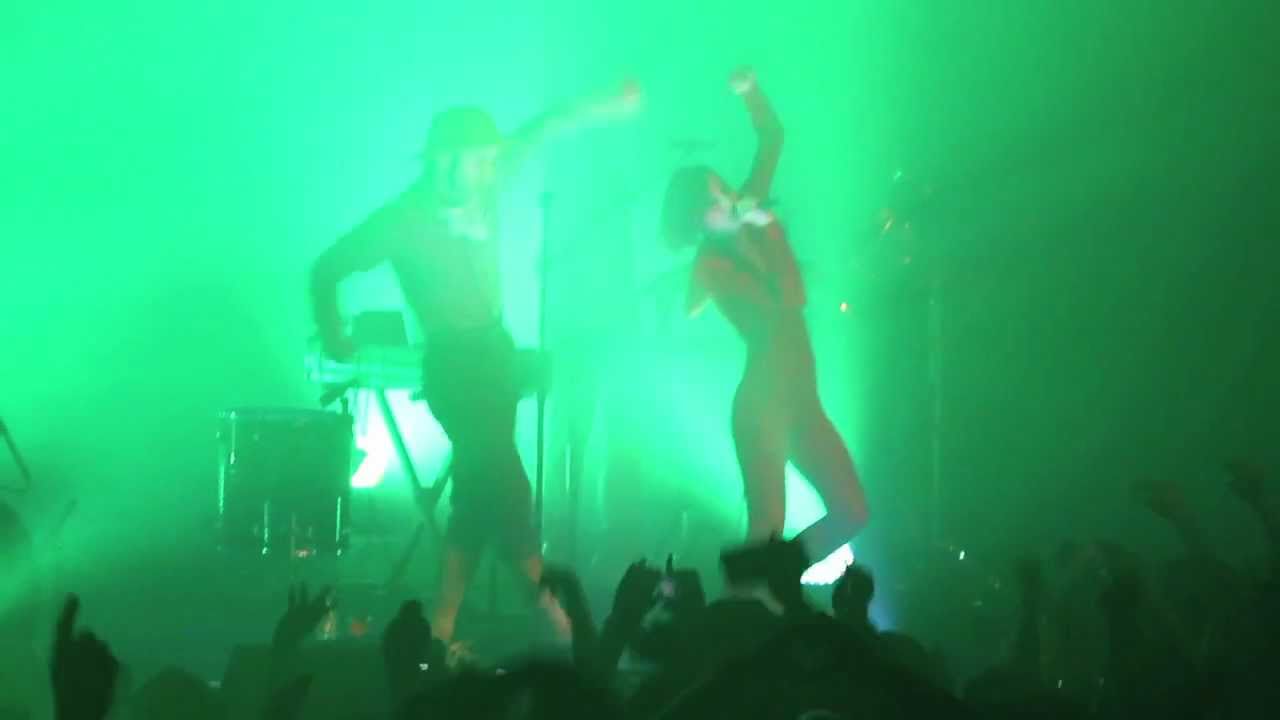 Nathan Barnatt Dances with Yelle - YouTube