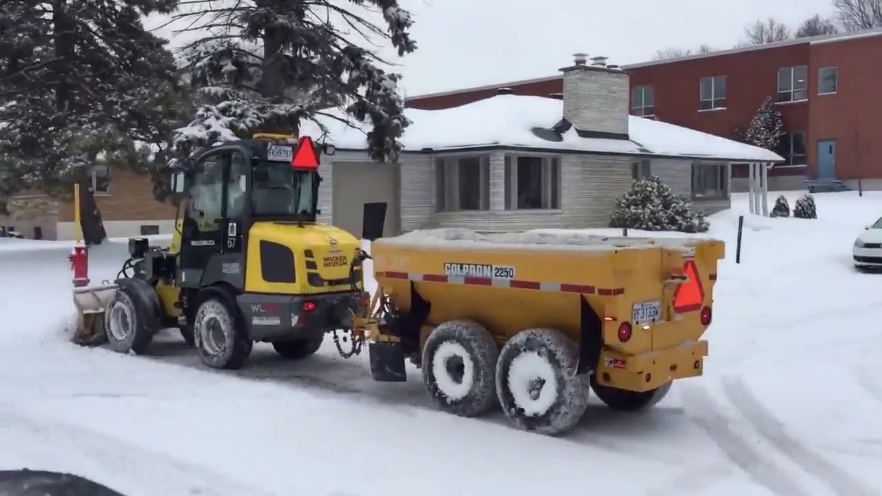J Rene Lafond inc. Wacker Neuson WL32 HF Déneigement Trottoir - YouTube