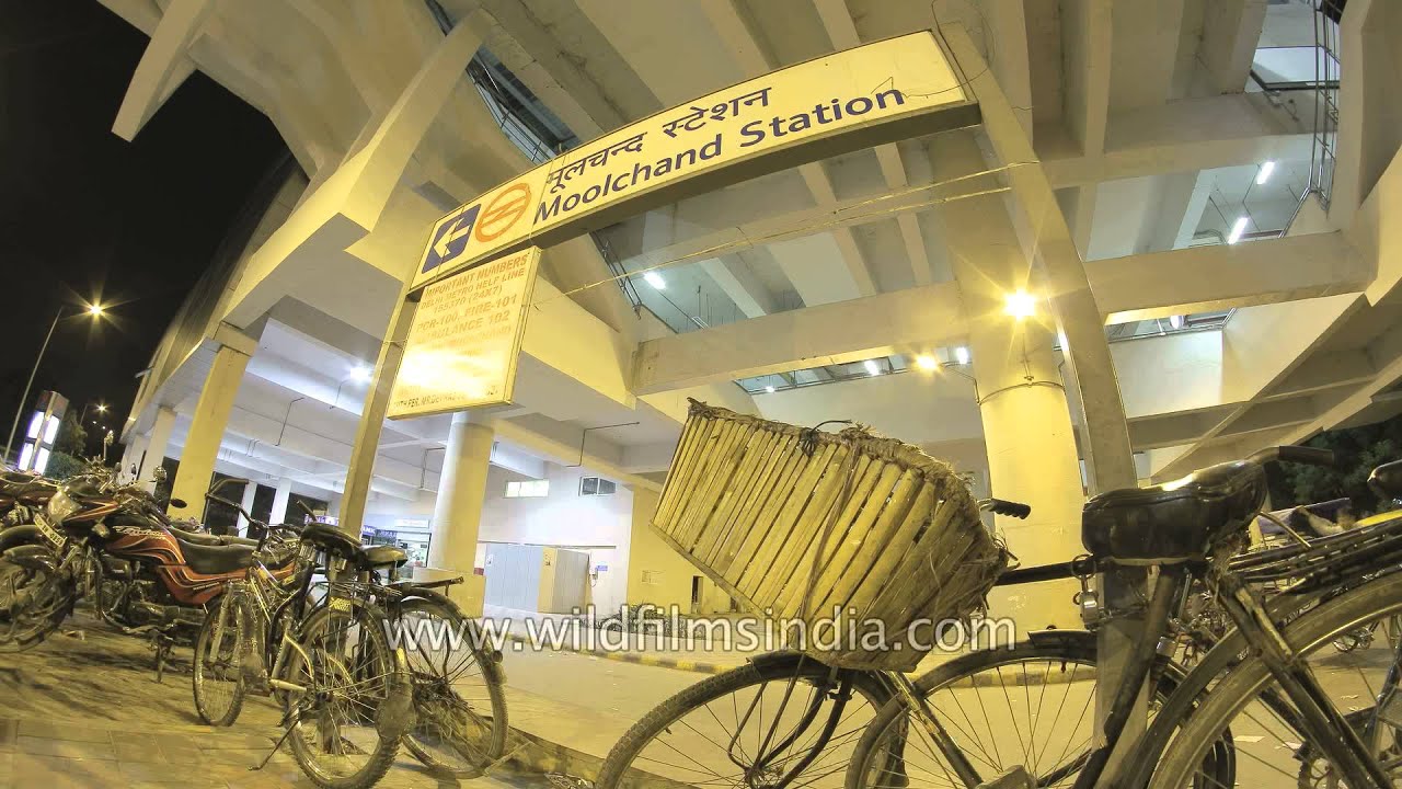 Time lapse of Moolchand metro station - YouTube