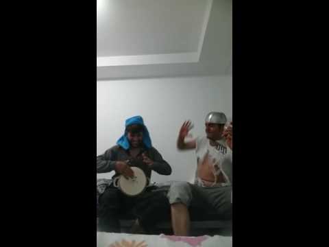 Adamlar iltica kappinda  kafayi yemisler