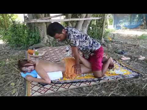 Pijat di luar ga malu kayaknya