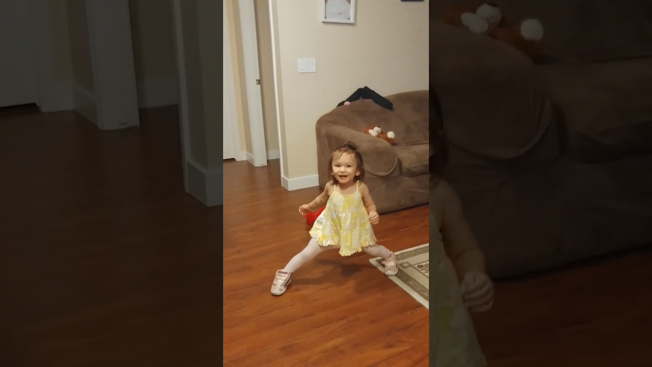 20 months old toddler doing splits - YouTube
