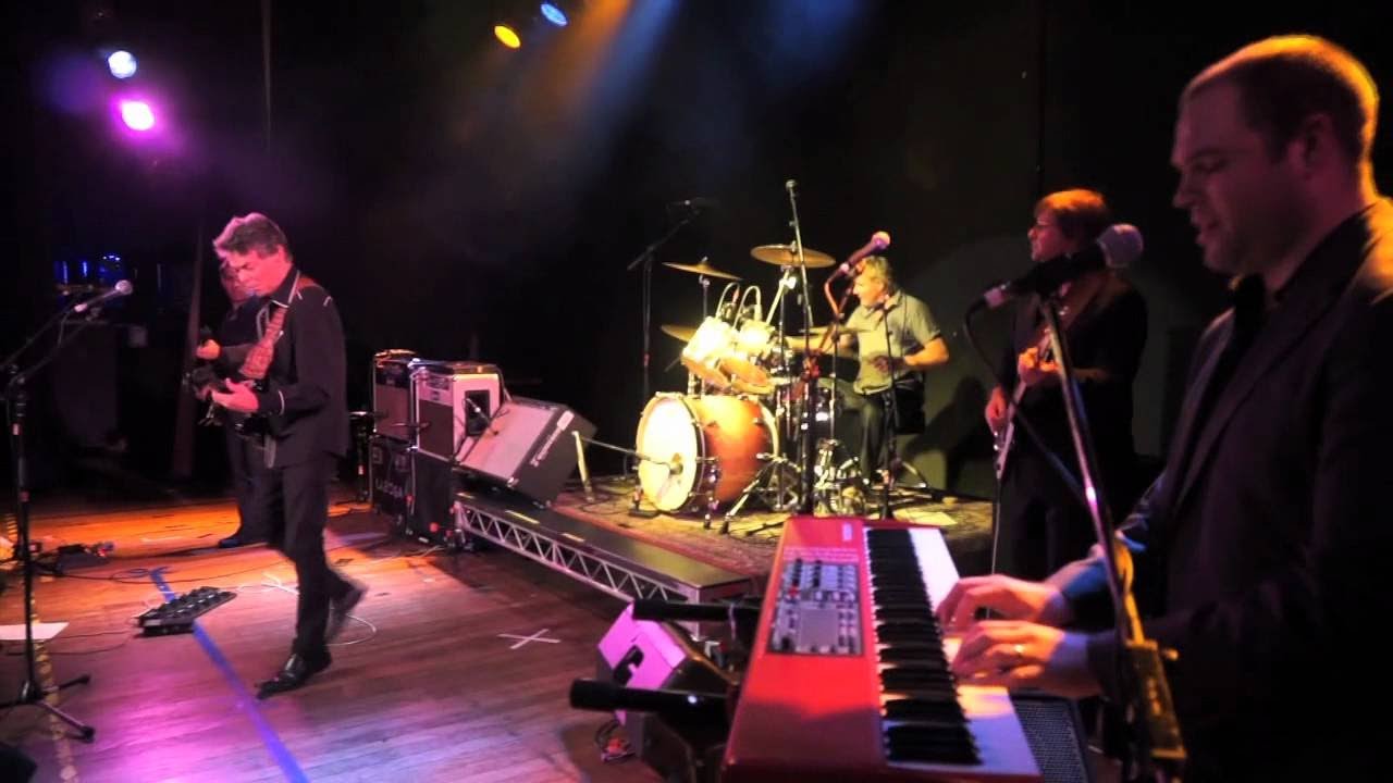Phil Emmanuel with the "Phil Emmanuel Band" - Calling Elvis live (Dire ...