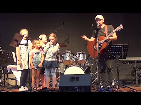 Jonas Künne und die Ahlen-Singers performen das offizielles Ahlen Lied ...