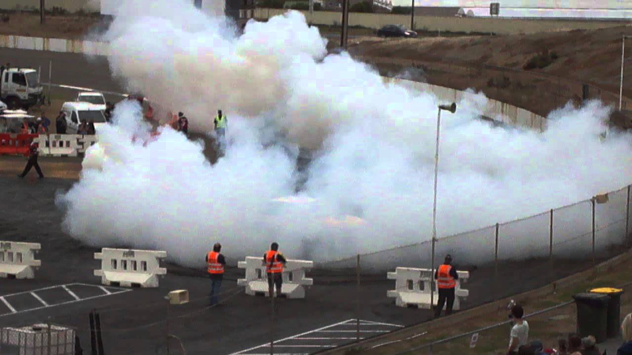 Holden Commodore Burnout at Adelaide International Raceway - YouTube