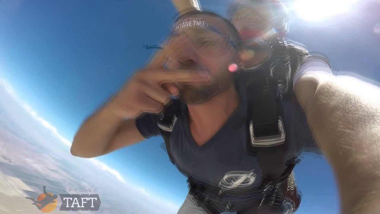 Eric Candelaria Skydive Taft. - YouTube