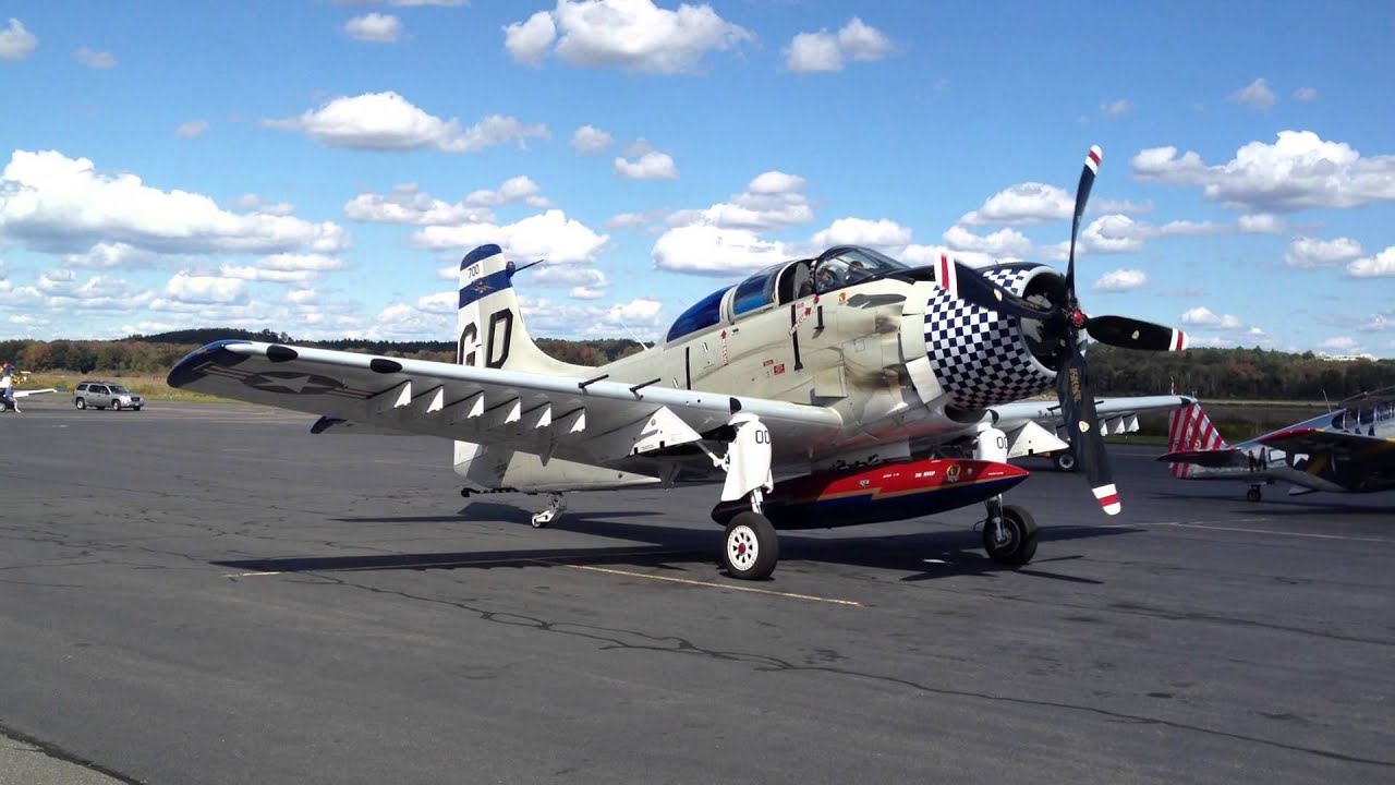 Douglas A-1 Skyraider Startup - YouTube