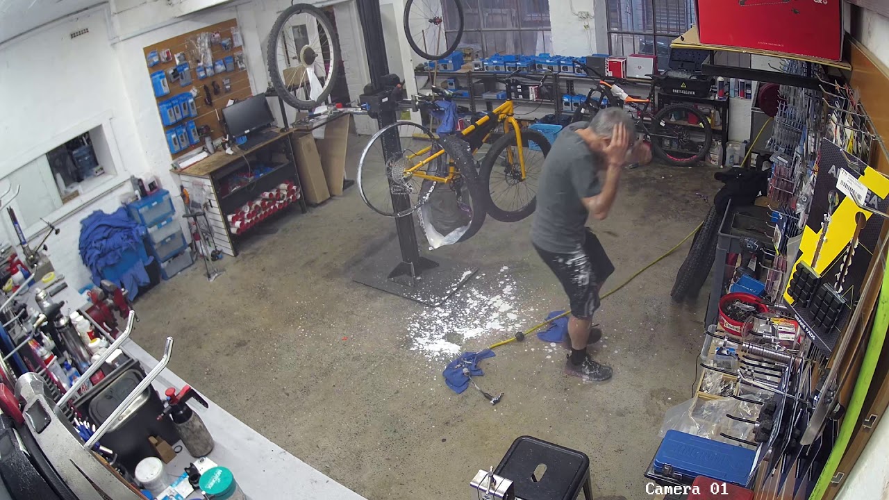 MTB tubeless tire explodes... BOOM! - YouTube