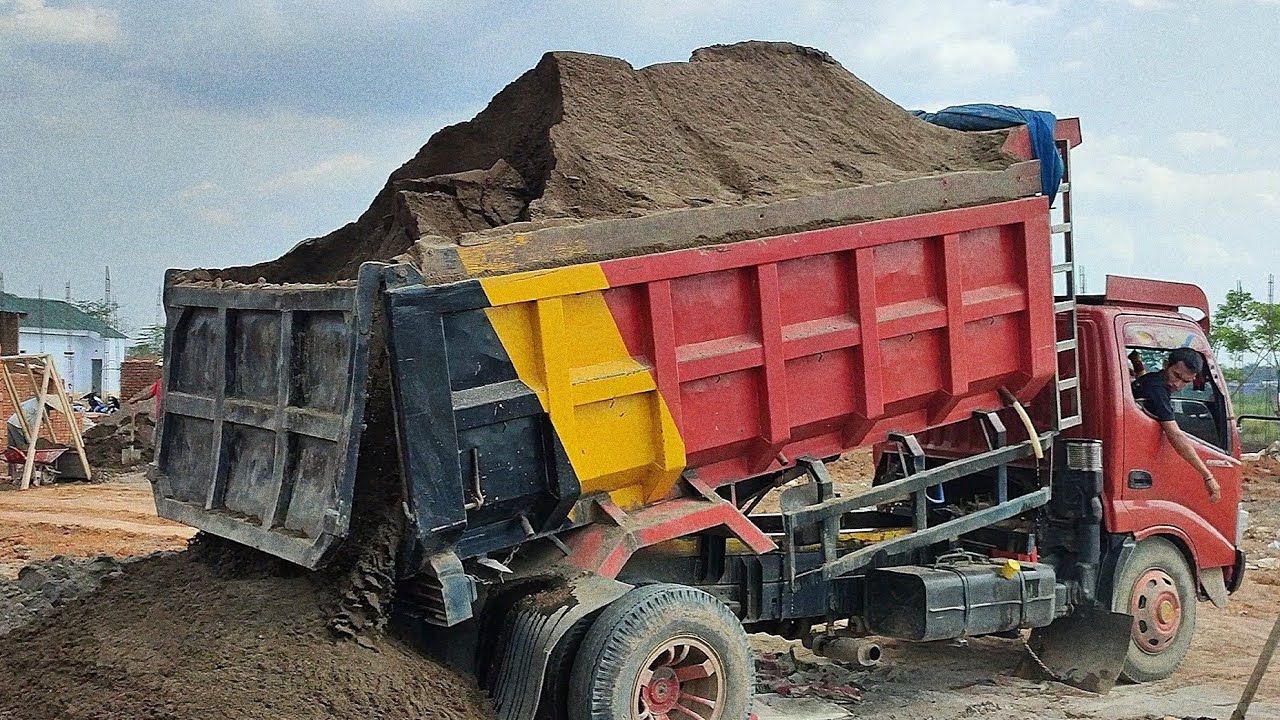 Mobil Truk Pasir Bongkar Full Muatan//Dump Truk - YouTube