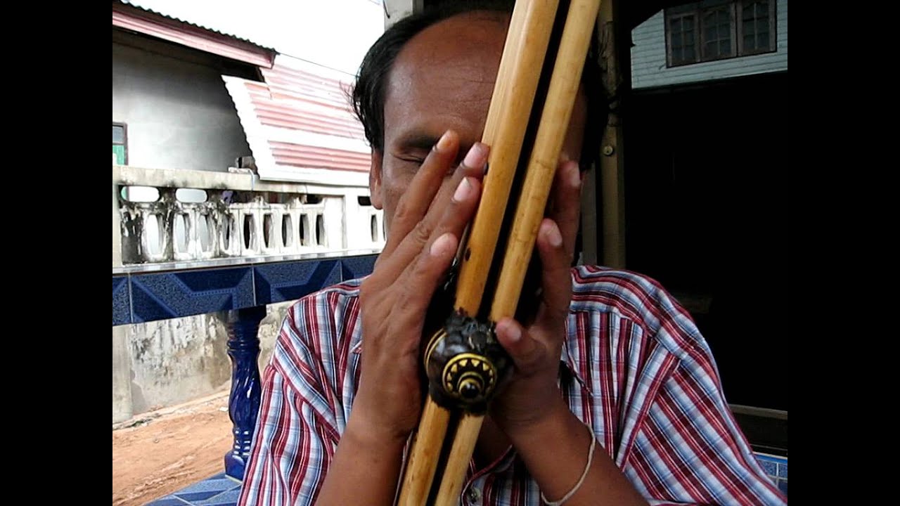 Khaen master Sombat Simlah playing Lam Poen - YouTube