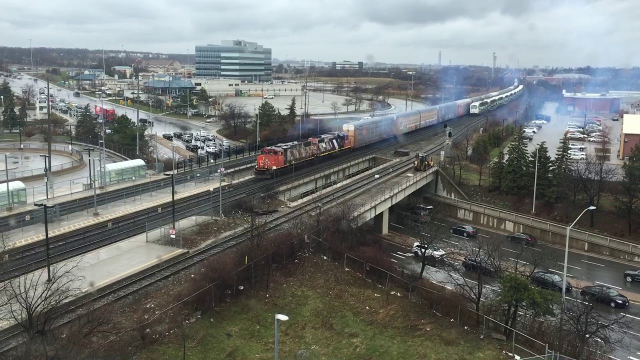 Go train 647 and CN train 554 at Oakville go station - YouTube