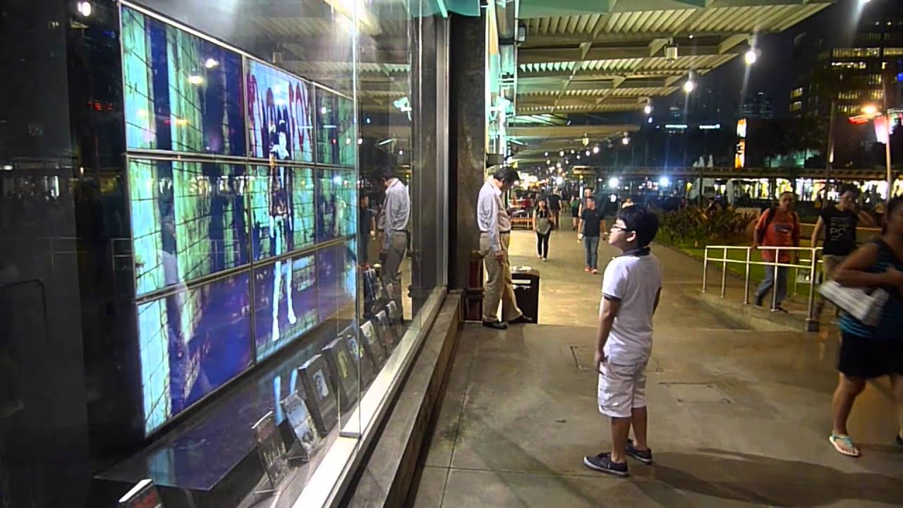 The Walking Dead - Interactive Kinect Store Front - YouTube
