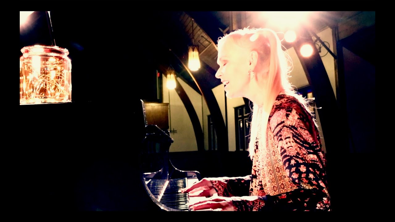 Robyn McCorquodale - Front Row of Life (OFFICIAL MUSIC VIDEO) - YouTube