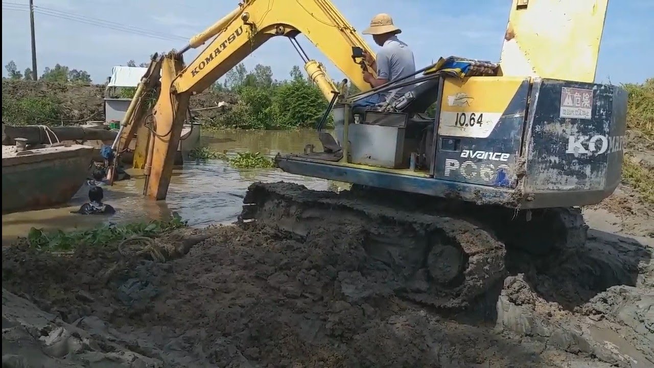 123# máy cuốt đất máy đào đất komatsu 03 ngày thứ 2 kéo xe kube ...