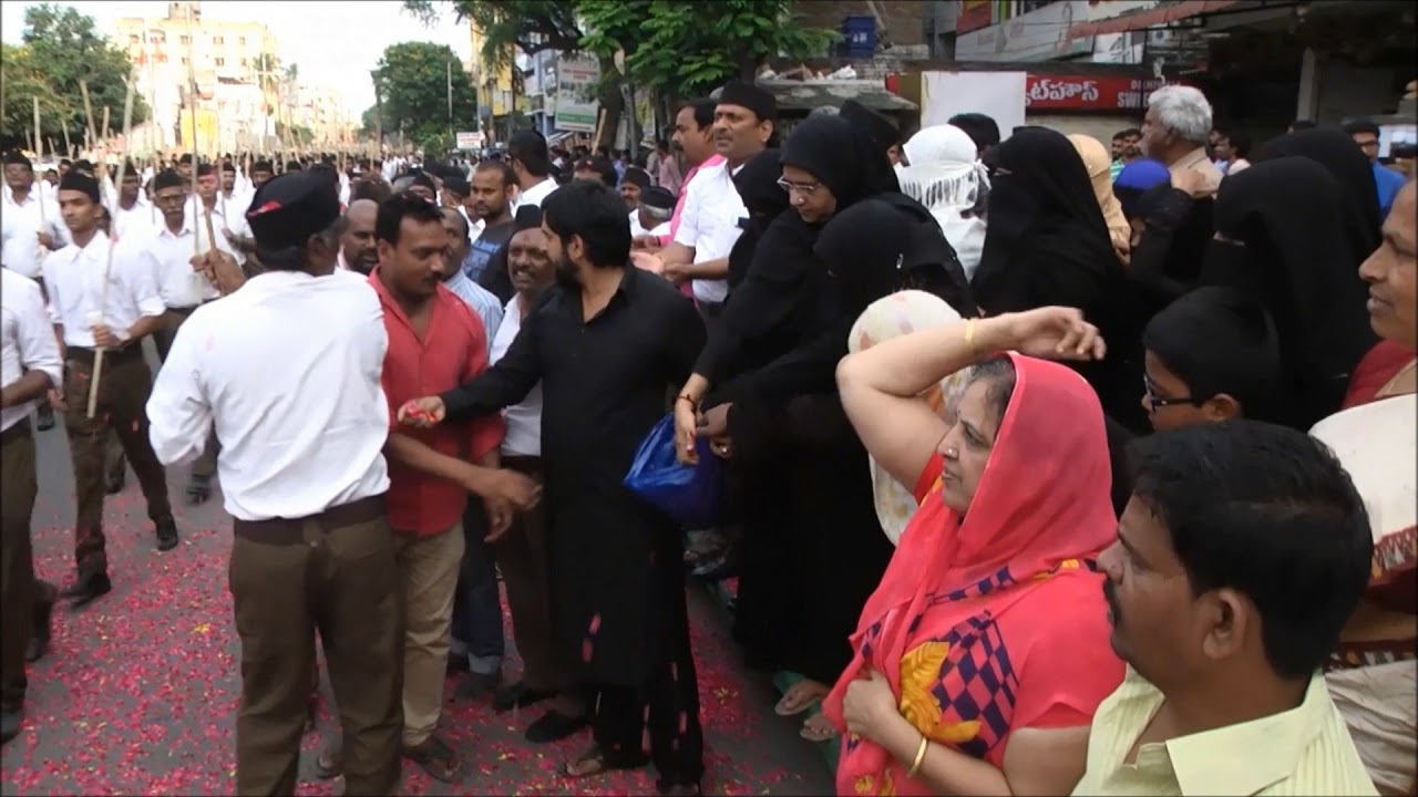 Muslims welcoming RSS Route march ( Sanchalan ) in Hyderabad - YouTube
