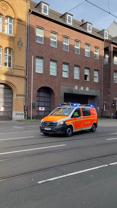 NEF der Feuerwache 1 Düsseldorf auf Einsatzfahrt #blaulicht #rettungsdienst #düsseldorf #horn # ...