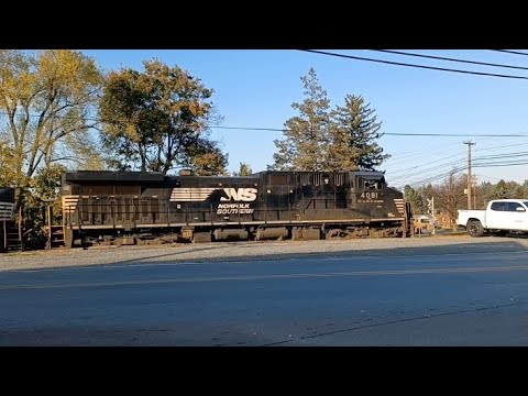 NS #4081 and #9718 lead Manifest with rear DPU #4051 in Alburtis PA - YouTube
