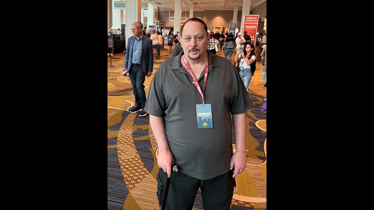 Colfax at CrimeCon asks @ChrisHansen about MONEY - YouTube