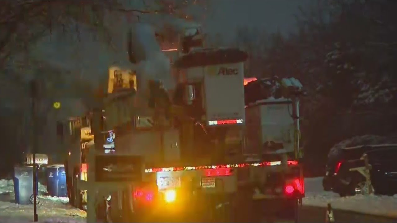 ComEd crews dispatched as thousands affected by outages - YouTube