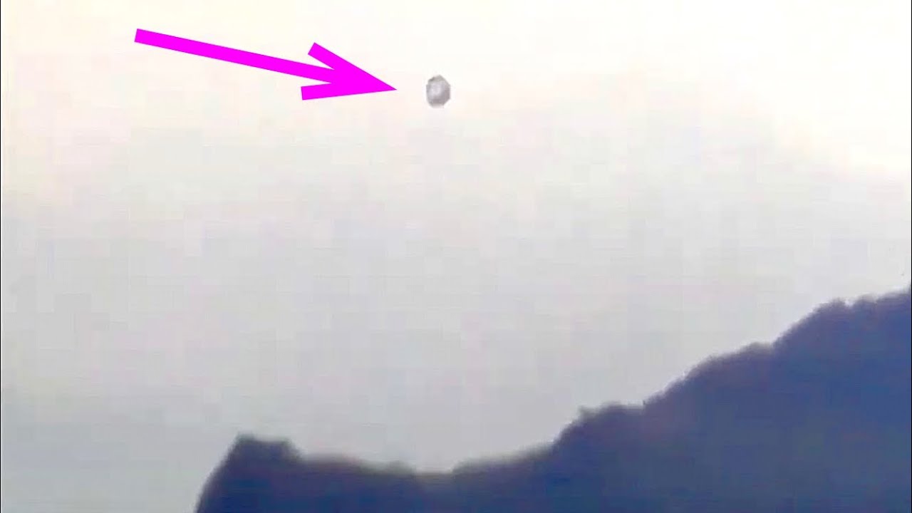 Disc Shaped UFO Hurtles through the sky | AWESOME Footage - YouTube