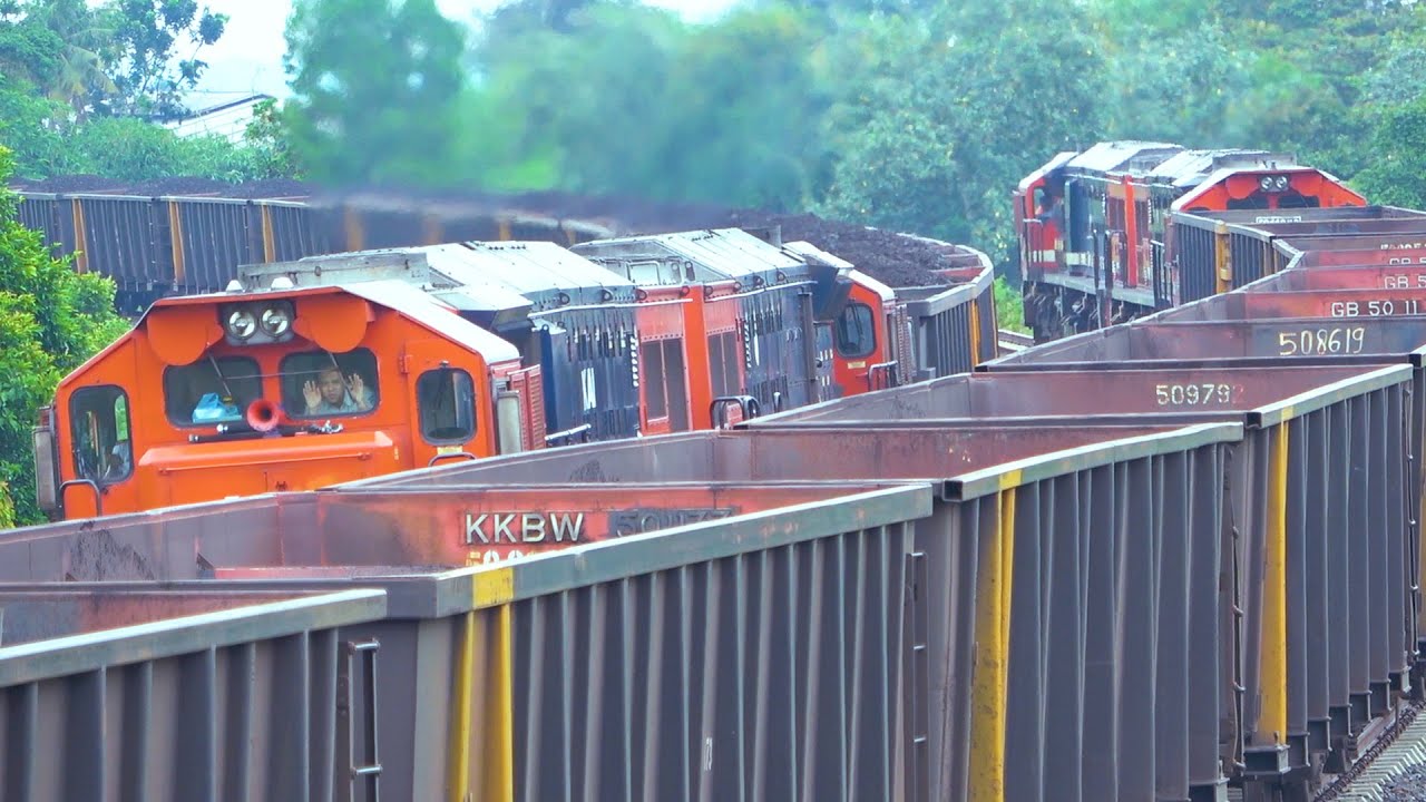 Crossing the Babaranjang Train with the Most Friendly Train Crew. - YouTube